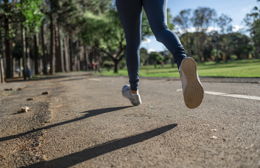 TikTok runner goes viral with shin splint "hack" - Triathlon Today